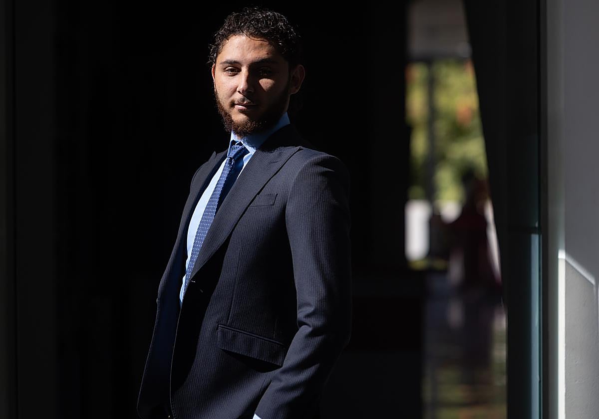 Antonio Maya: «Ser el primero de etnia gitana en llegar a la Bolsa es abrir la puerta» | Ideal